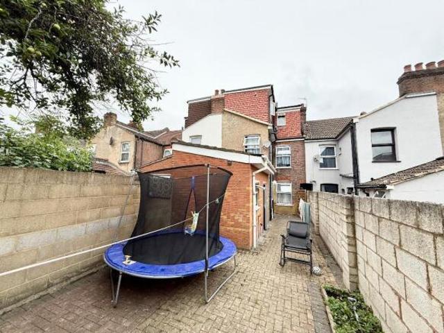 5 bedroom terraced house for sale in Shirley Road, Dallow Road Area, Luton, Bedfordshire, LU1 1NZ, LU1
