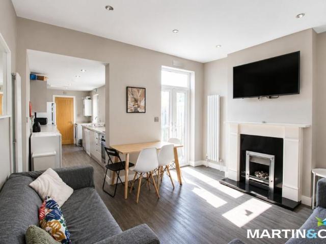 5 bedroom terraced house to rent