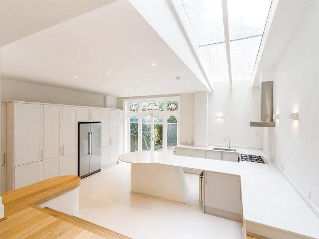 5 bedroom terraced house to rent