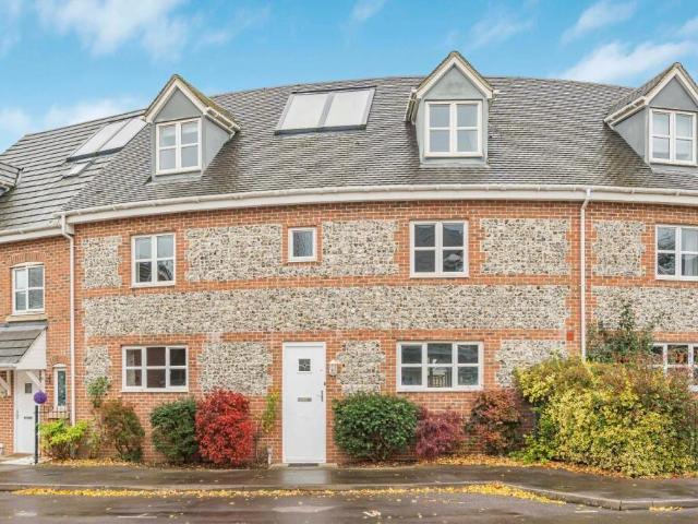 5 bedroom terraced house to rent