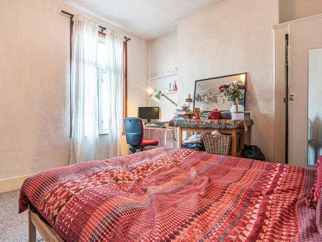 5 bedroom terraced house to rent