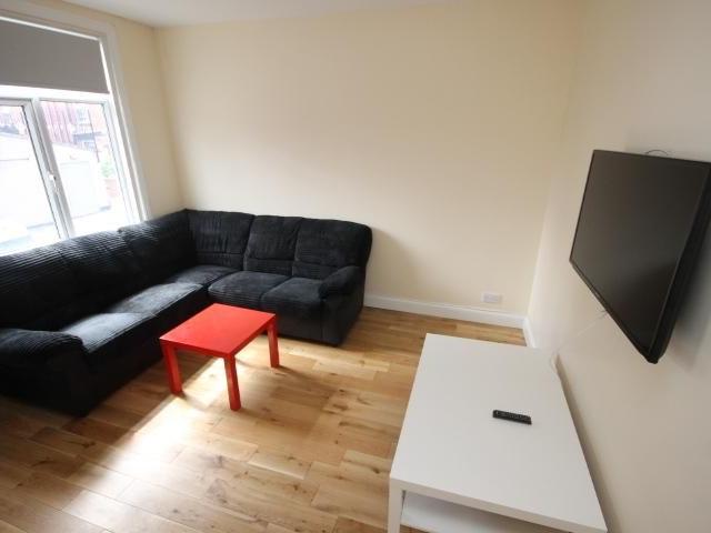 5 bedroom terraced house to rent