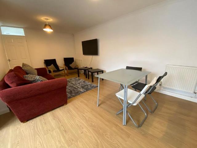 5 bedroom terraced house to rent