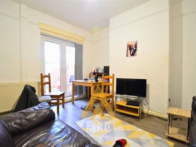 5 bedroom terraced house to rent