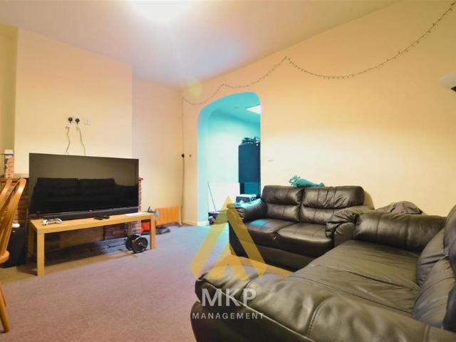 5 bedroom terraced house to rent