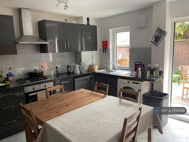 5 bedroom terraced house to rent