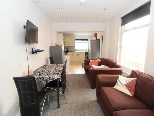 5 bedroom terraced house to rent