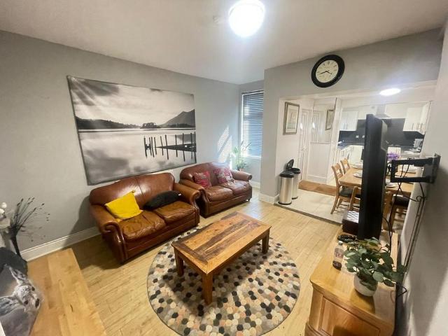 5 bedroom terraced house to rent