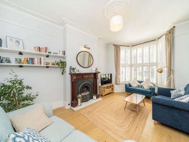 5 bedroom terraced house to rent