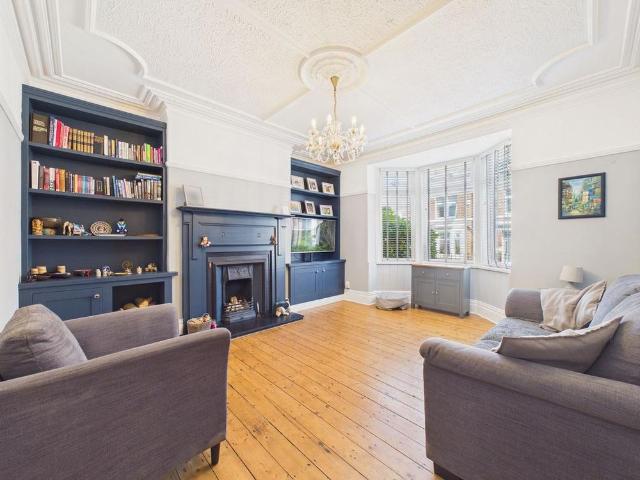 5 bedroom terraced house to rent