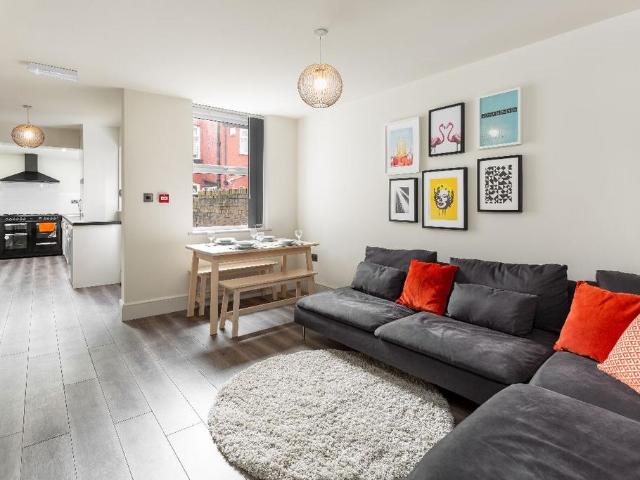 5 bedroom terraced house to rent