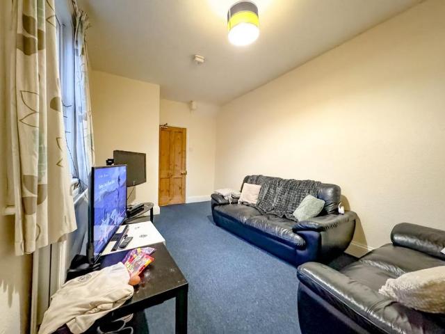 5 bedroom terraced house to rent