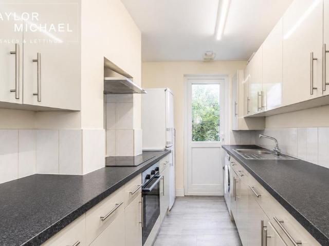 5 bedroom terraced house to rent