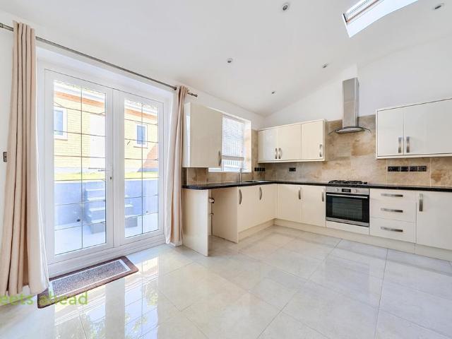 5 bedroom terraced house to rent