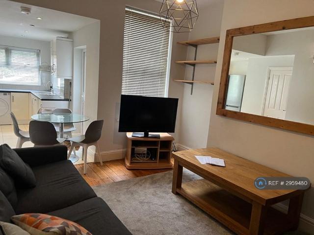 5 bedroom terraced house to rent
