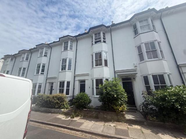 5 bedroom terraced house to rent
