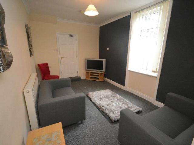5 bedroom terraced house to rent