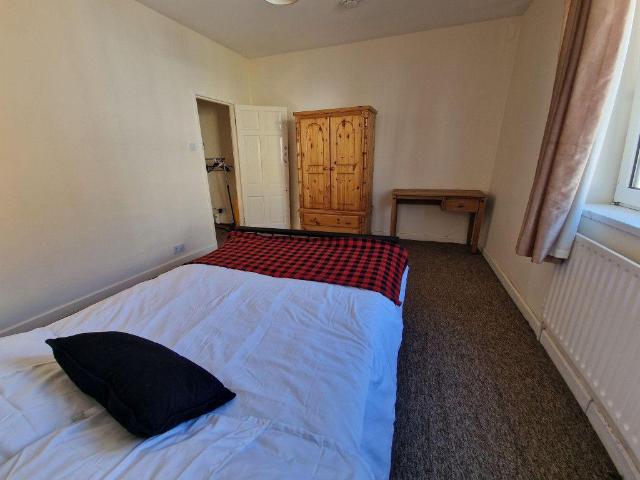 5 bedroom terraced house to rent