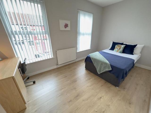 5 bedroom terraced house to rent