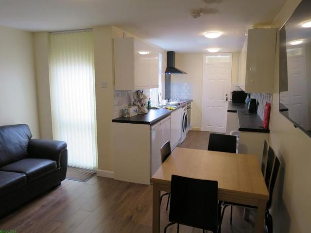 5 bedroom terraced house to rent