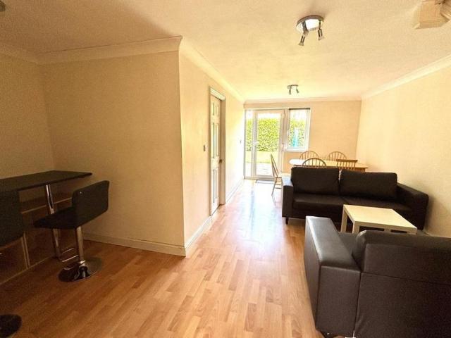5 bedroom terraced house to rent