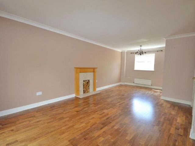 5 bedroom terraced house to rent