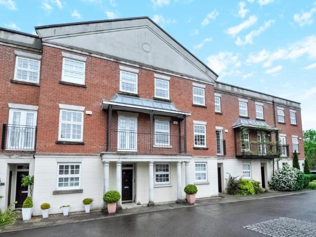 5 bedroom terraced house to rent