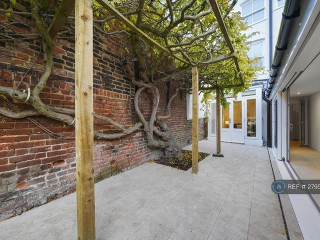 5 bedroom terraced house to rent