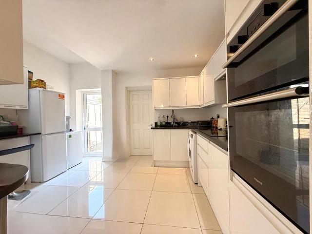 5 bedroom terraced house to rent