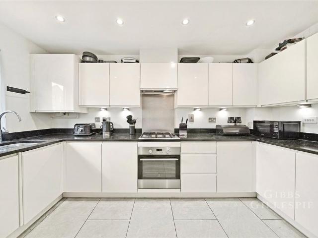 5 bedroom terraced house to rent