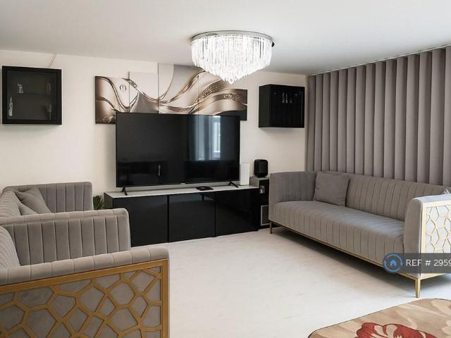 5 bedroom terraced house to rent