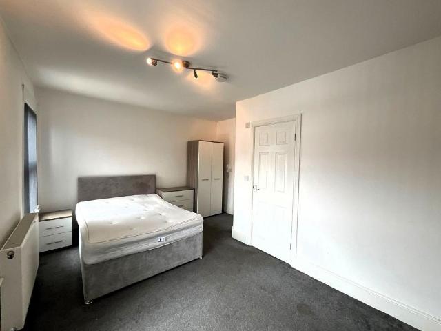 5 bedroom terraced house to rent