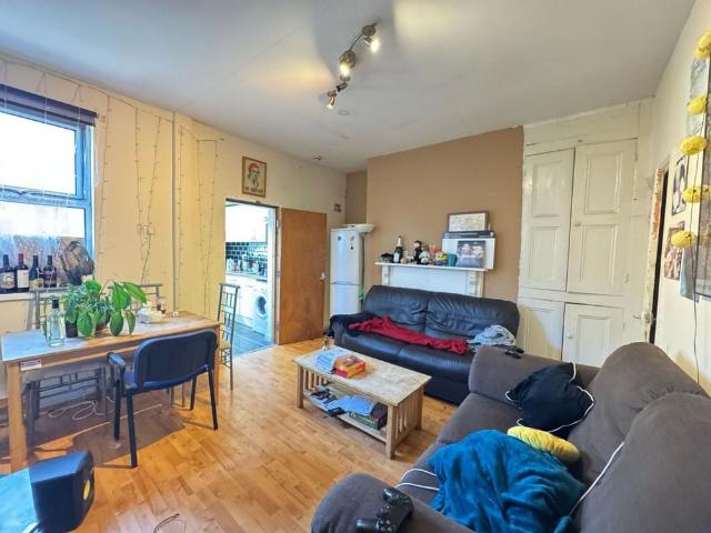5 bedroom terraced house to rent