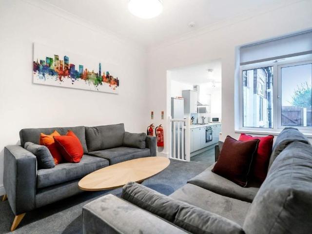 5 bedroom terraced house to rent