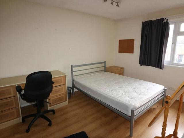 5 bedroom terraced house to rent