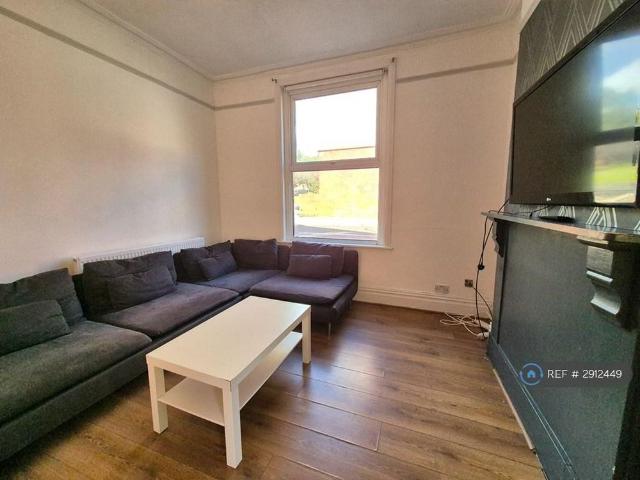 5 bedroom terraced house to rent