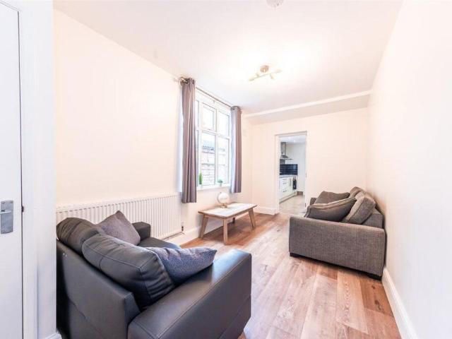 5 bedroom terraced house to rent