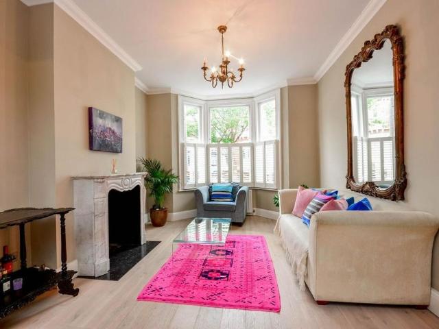5 bedroom terraced house to rent