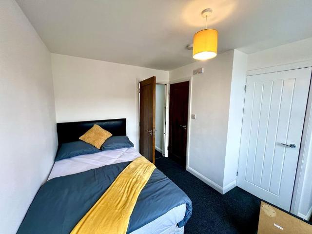 5 bedroom terraced house to rent