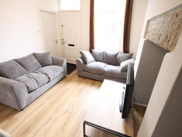 5 bedroom terraced house to rent