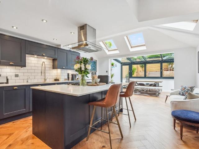 5 bedroom terraced house to rent