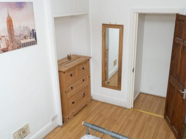 5 bedroom terraced house to rent