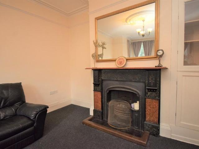5 bedroom terraced house to rent