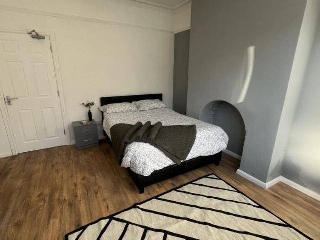 5 bedroom terraced house to rent