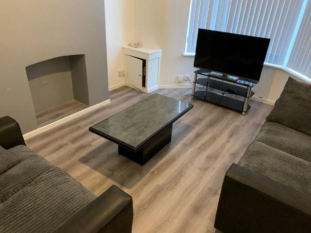 5 bedroom terraced house to rent