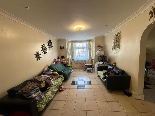 5 bedroom terraced house to rent