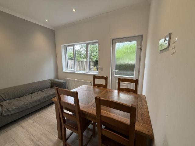 5 bedroom terraced house to rent