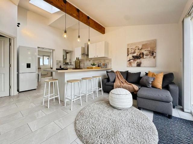 5 bedroom terraced house to rent