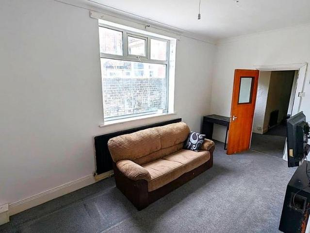5 bedroom terraced house to rent