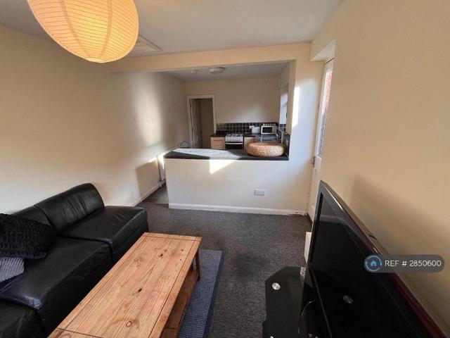 5 bedroom terraced house to rent